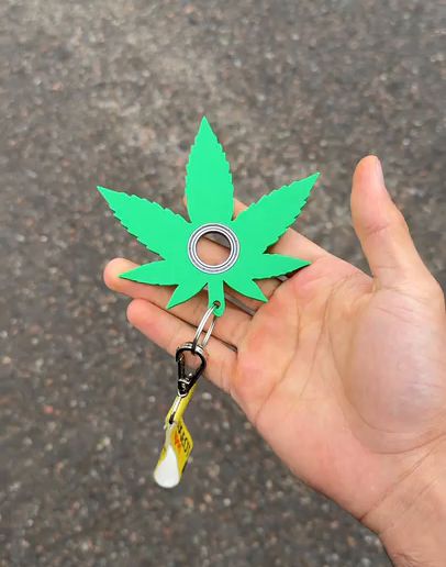 🗝️ weed leaf Keychain Spinner・ STL File for 3D printing・Cults
